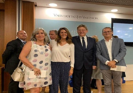 La profesora Laura Ballester recibe el premio a la Excelencia Docente ...