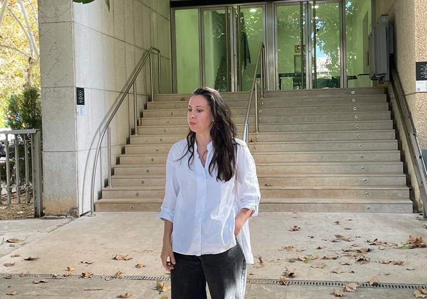 La artista Marta Van Tartwijk expone la obra 'Dent de Llet' en la Facultat