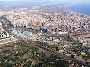 Specialists hold a debate about urban planning and development of Valencia.